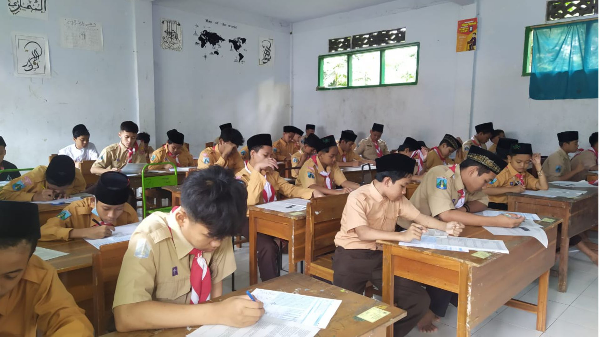 Pelaksanaan PAS (Penilaian Akhir Semester) oleh Santri Pondok Pesantren ...